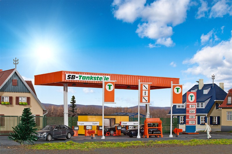 Kibri 38705 HO Scale Modern Gas Station SB-Tankstelle Kit – Trainz