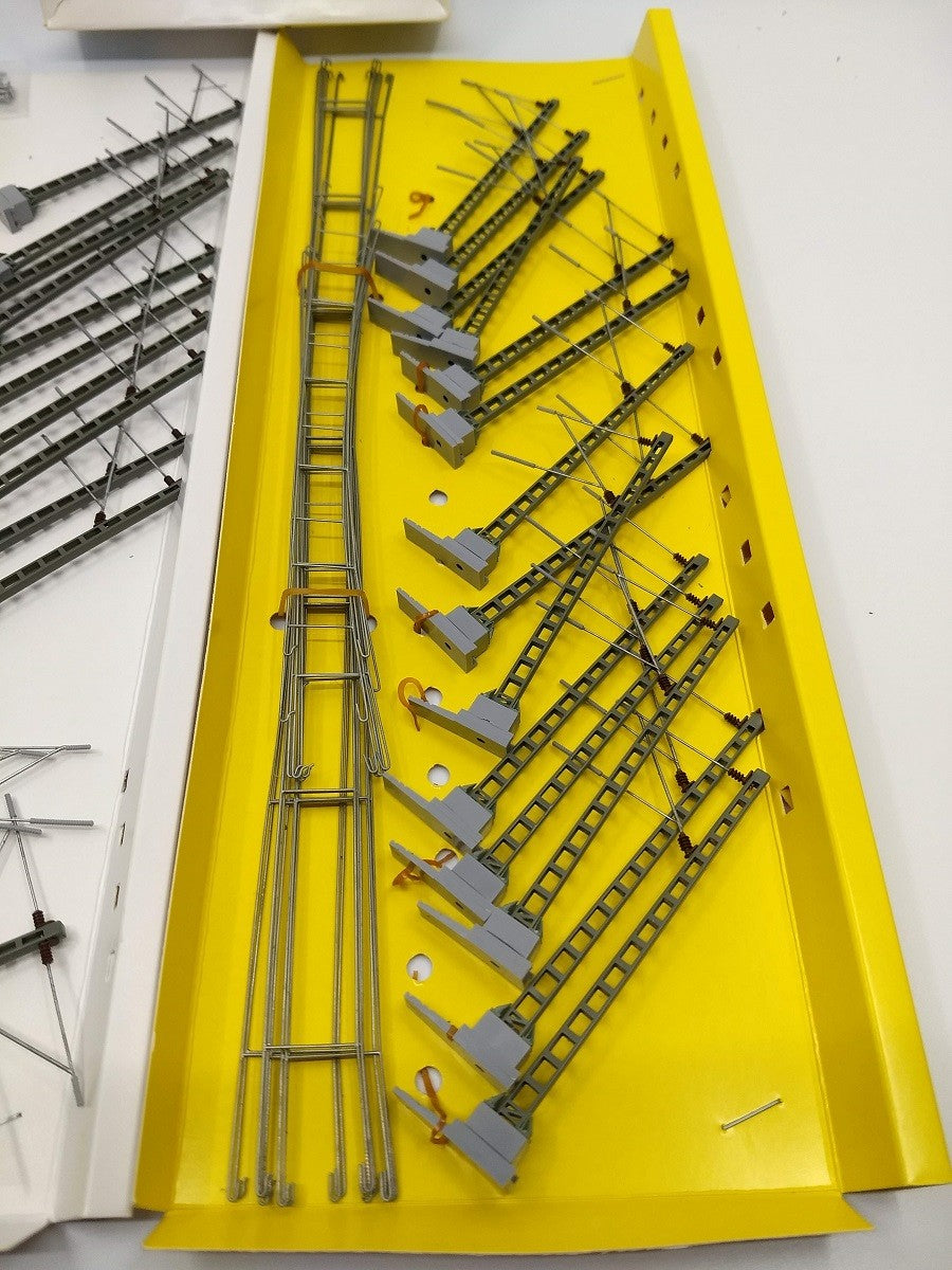 Viessmann Modellspielwaren 4101 HO Scale Catenary Starter Set – Trainz
