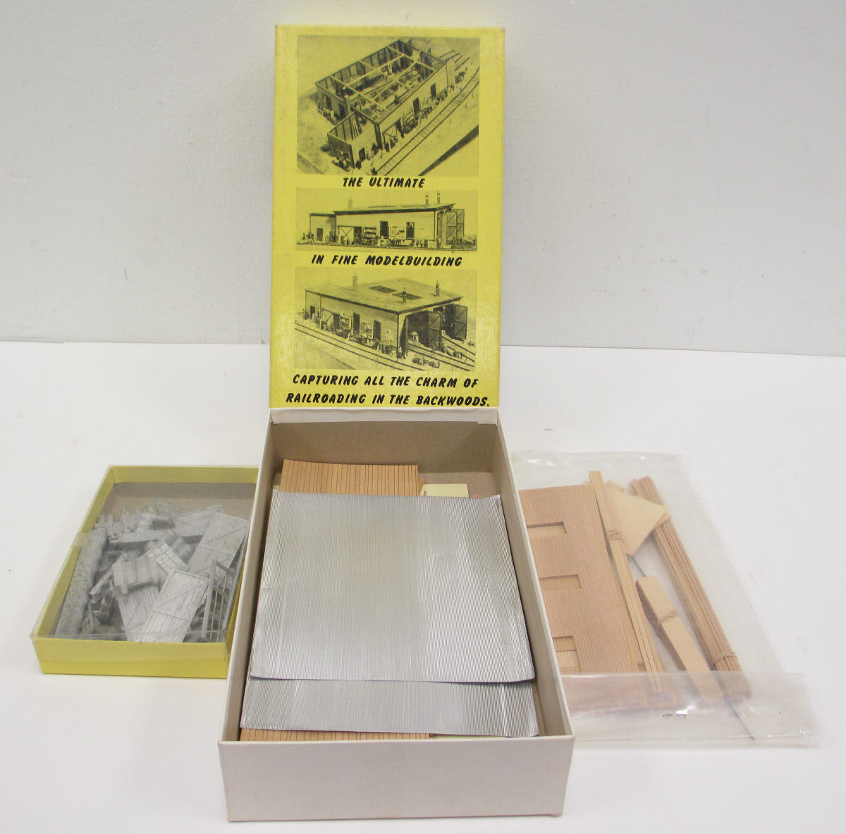 Fine Scale Miniatures 120 HO Scale 2-Stall Roundhouse Kit – Trainz