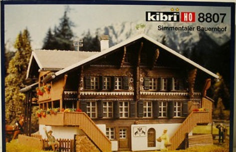 Kibri 8807 HO Simmentaler Bauernhof Alpine House Kit – Trainz