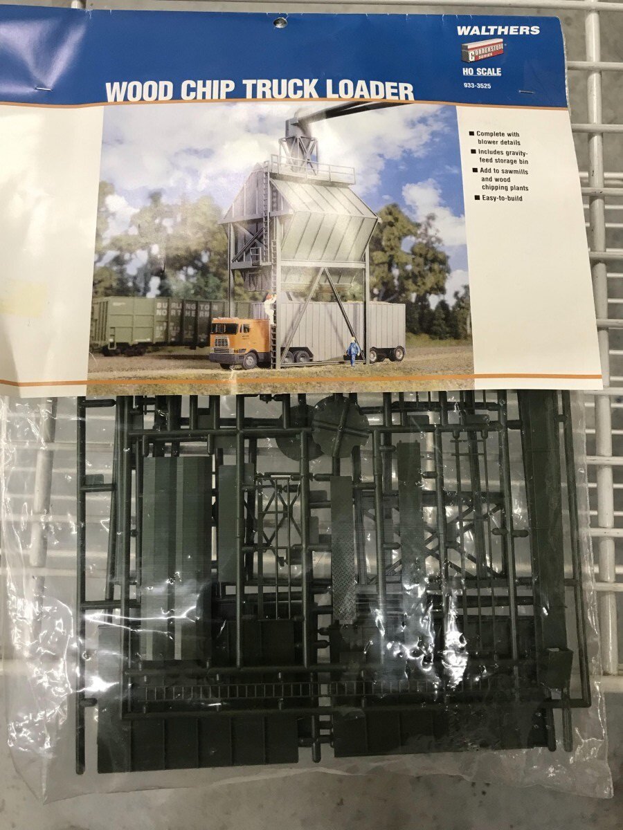 Walthers 933-3525 HO Wood Chip Truck Loader Plastic Building Kit – Trainz