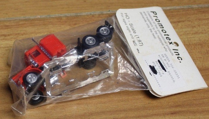 Promotex 25231 HO Herpa Red Kenworth W-900 W/Sleeper – Trainz