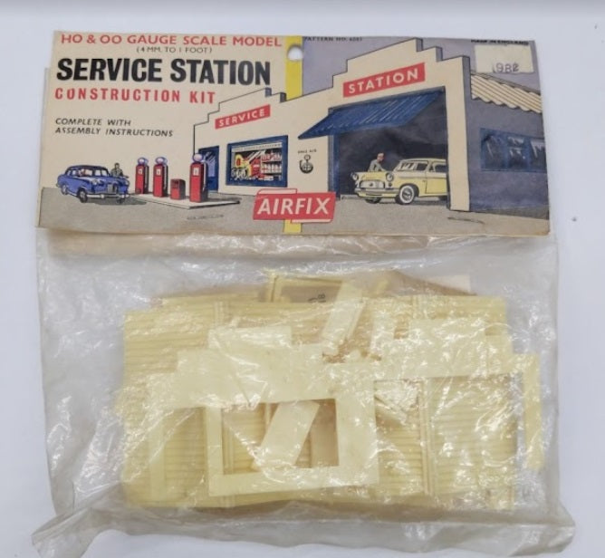 Airfix Products 4003 OO Service Station Model Construction Kit – Trainz