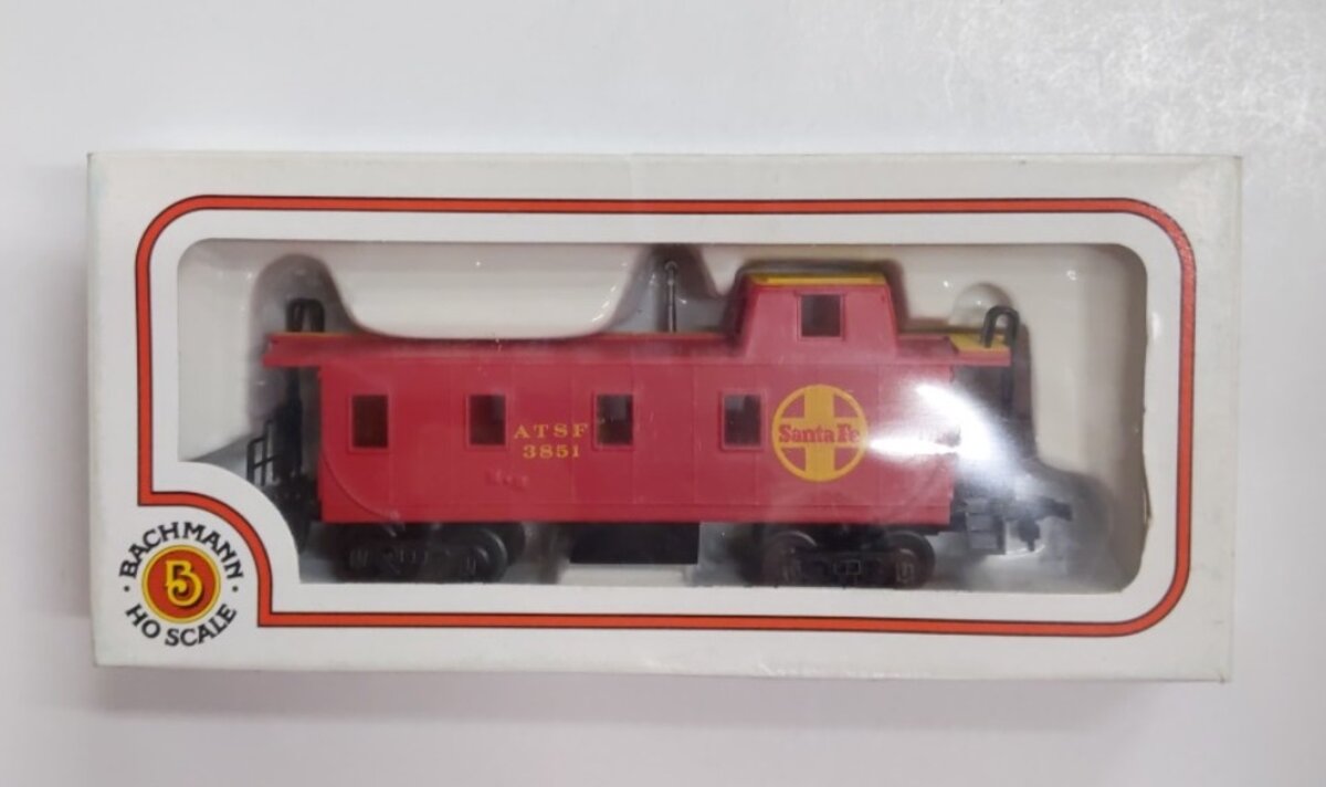 Bachmann 3851 HO Santa Fe ATSF Caboose – Trainz