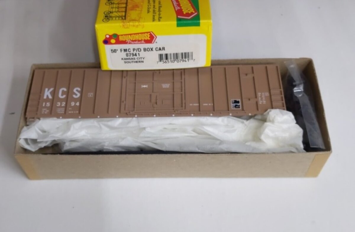 Roundhouse 07941 HO Kansas City Southern FMC P/D Boxcar Kit – Trainz
