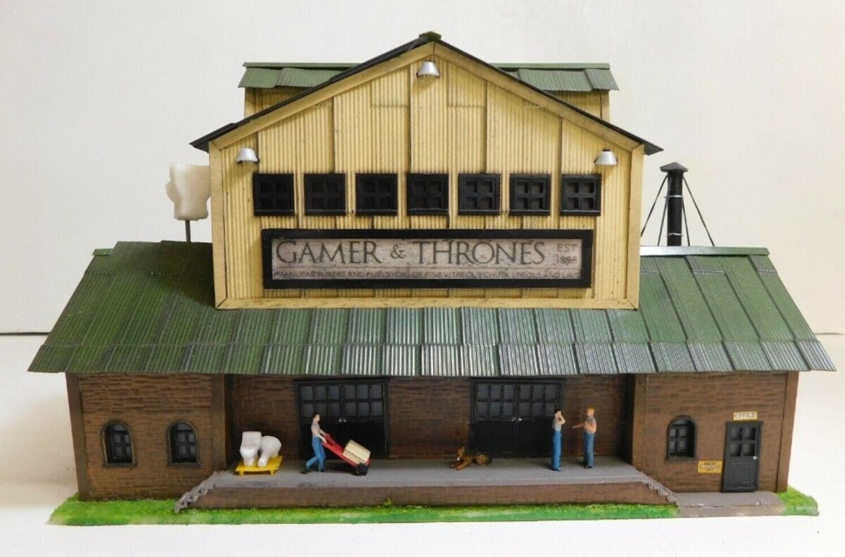 Menards 279-5141 HO Gamer & Thrones Gold Line Collection Pre-Built Bui ...
