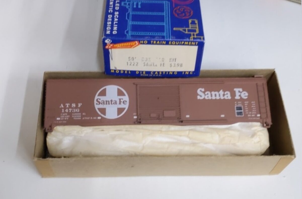 Roundhouse 1222 HO Santa Fe 50' Boxcar Road Number May Vary Kit – Trainz