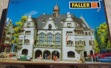 Faller 420 HO District Court Building Kit – Trainz