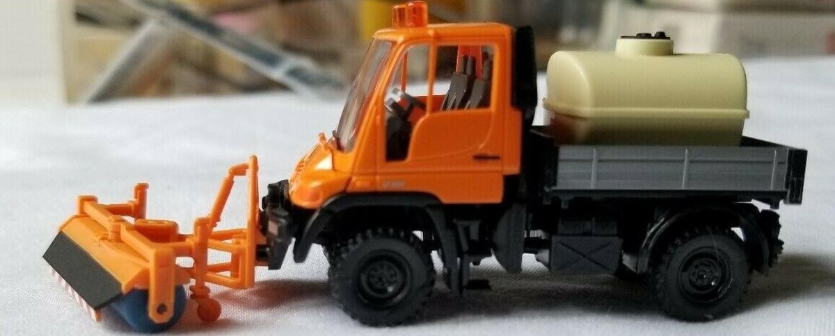 Wiking 6464038 HO Unimog U 400 W/ Street Sweeper – Trainz