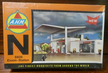 AHM 5926 N Scale Exxon Gas Station Building Kit – Trainz