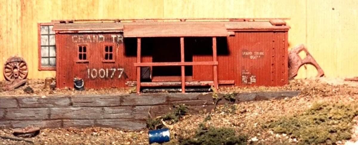 John Rendall 1022 HO Old Boxcar Utility Shed Building Kit – Trainz