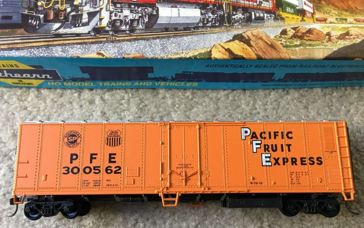 Athearn 2911B HO Pacific Fruit Express 50' Mechanical Reefer # 300562 ...