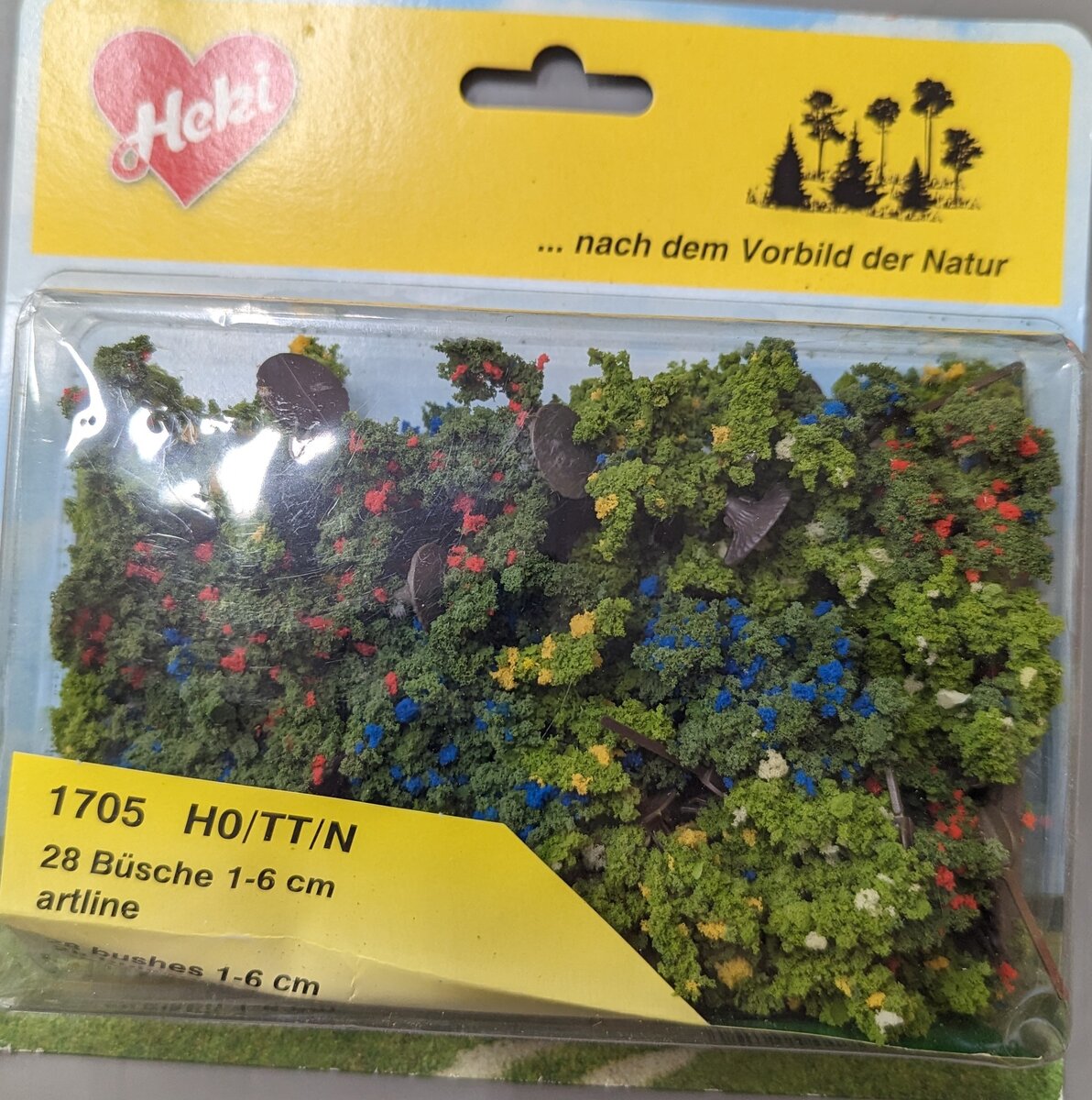 Heki 1705 HO Bushes w/Various Colored Blooms (Pack of 28) – Trainz
