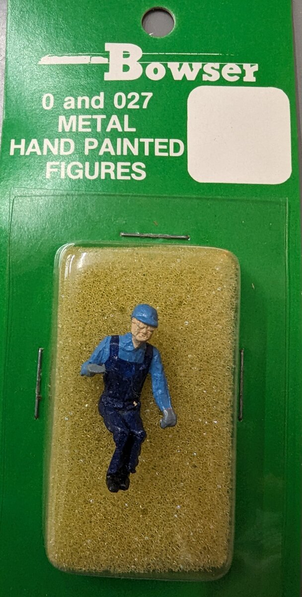 Bowser 1-013777 O/O27 Metal Hand Painted Seated Train Conductor – Trainz