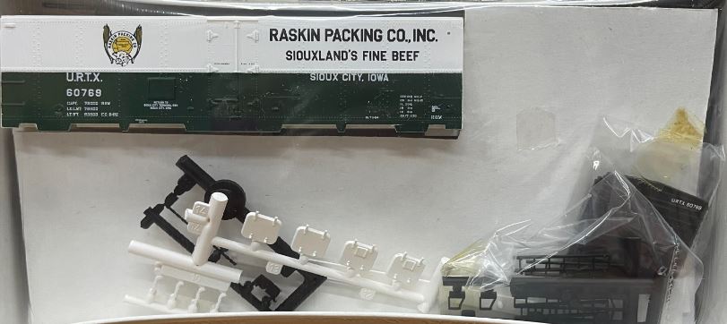 Walthers 932-3557 HO URTX Raskin Packing Co. 40' Meat Reefer Kit – Trainz