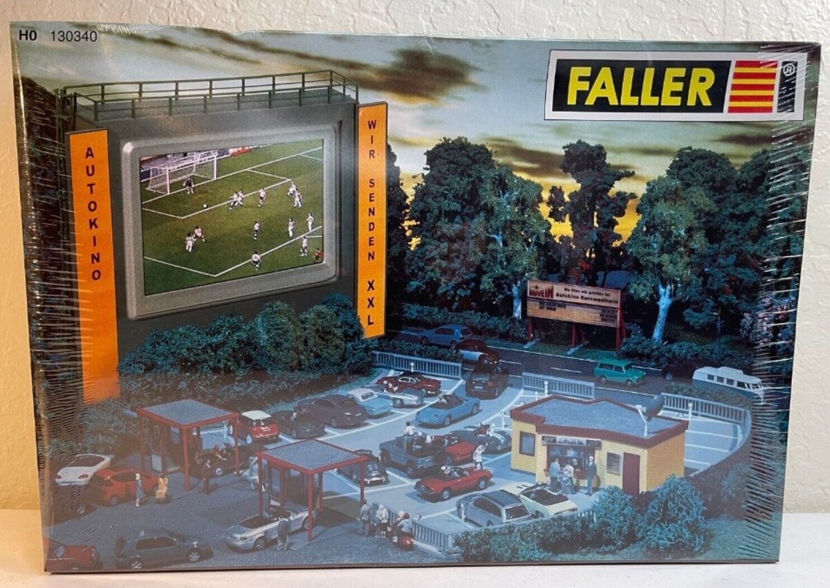 Faller 130340 HO Autokino Drive-In Cinema German Version Kit – Trainz