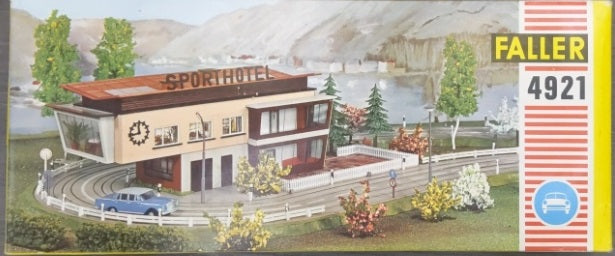 Faller 4921 HO Sport Hotel Motor Sport Auto Building Kit – Trainz