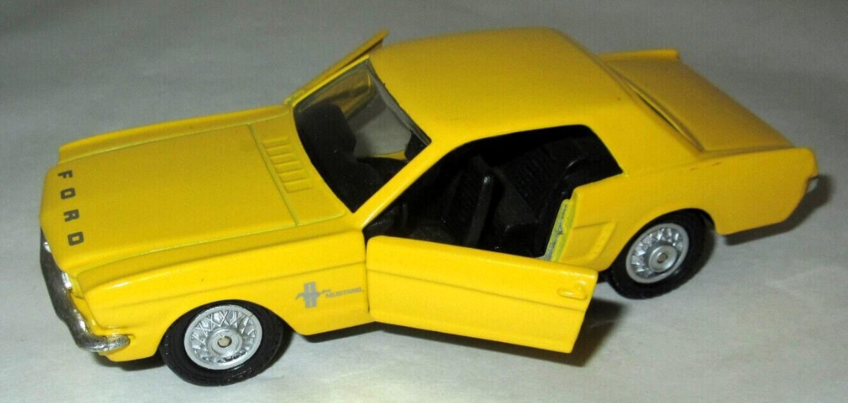 Maisto 21001-1601 1:39 Yellow Mustang Kid Connection – Trainz