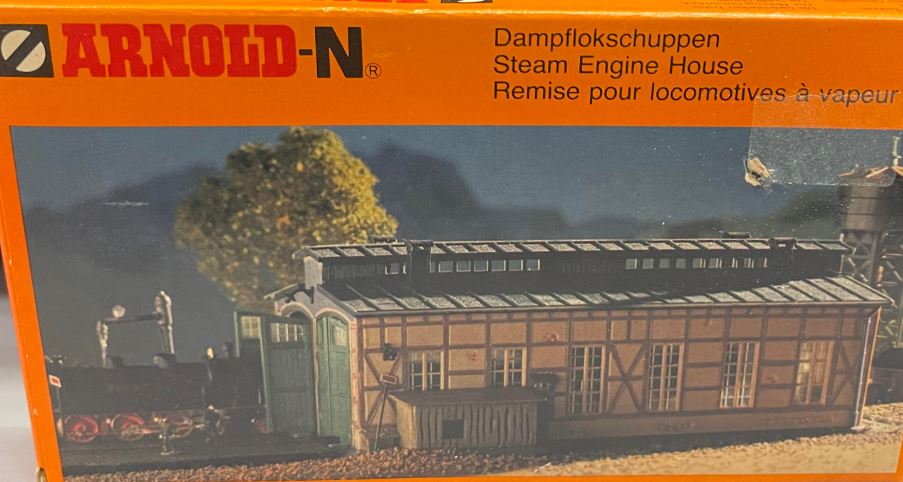 Arnold 6333 N Steam Engine House Kit – Trainz