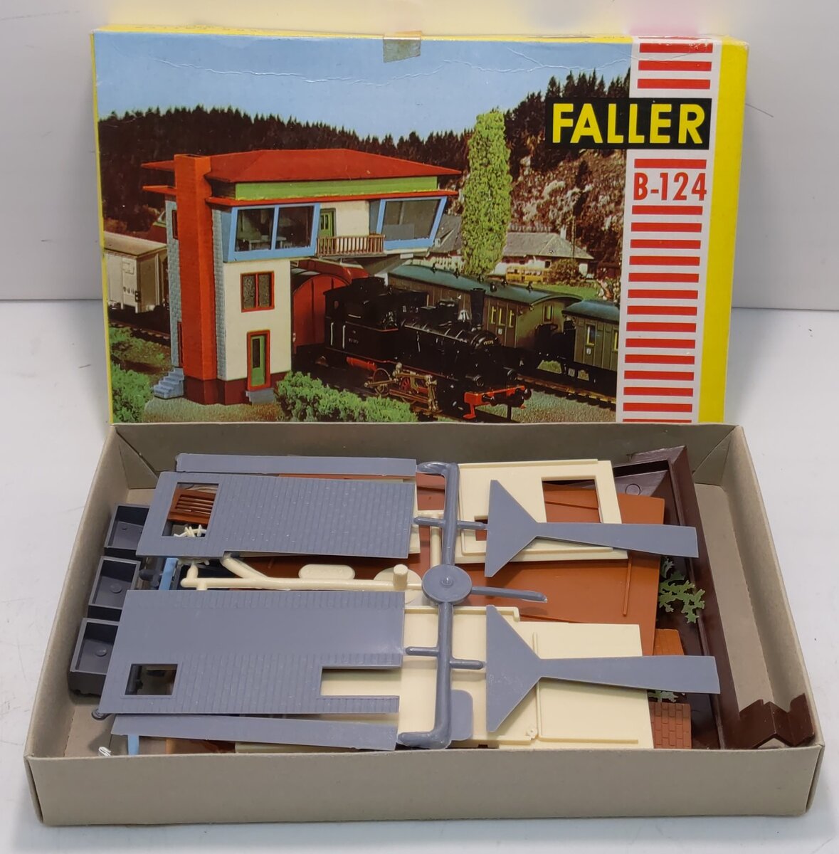 Faller B-124 HO Elevated Signal Building Kit – Trainz