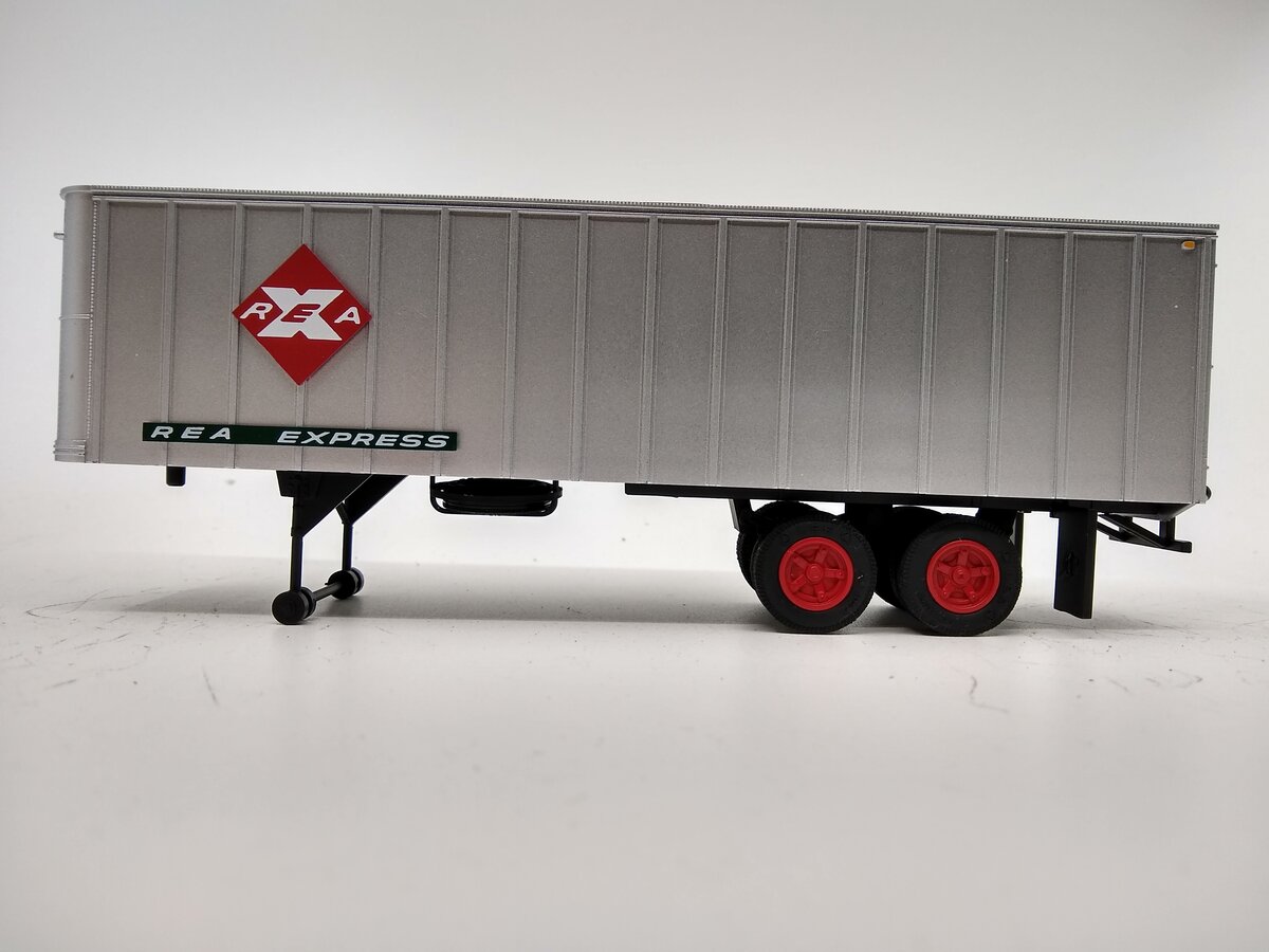 Weaver U25005 O Scale 35' Trailer REA Silver [3 Rail] – Trainz