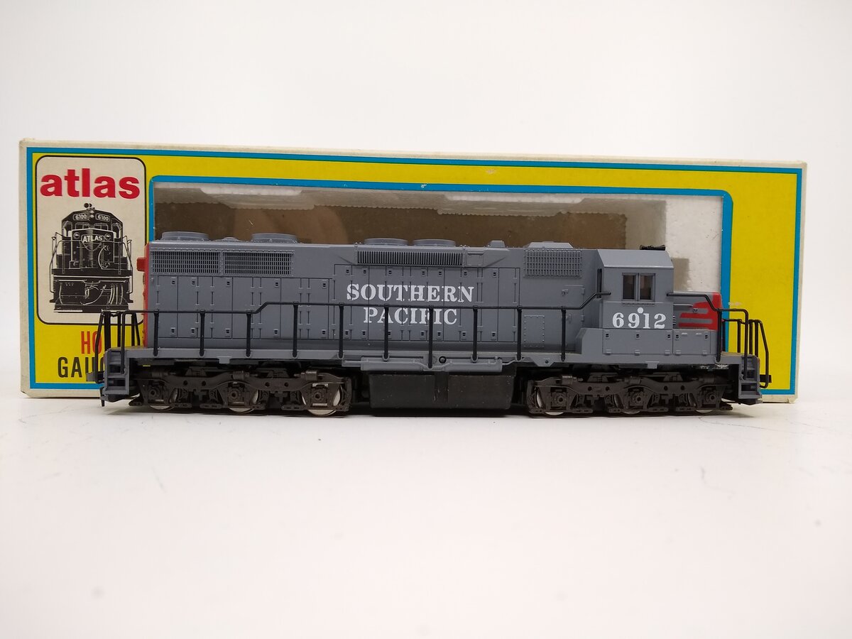 Atlas 7014 HO Southern Pacific SD35 Diesel Locomotive #6912 – Trainz