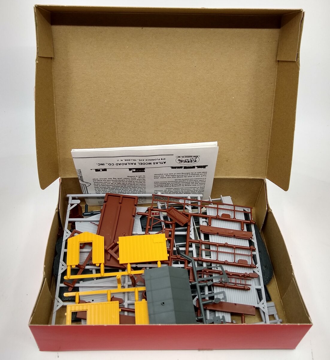 Atlas 0750 HO Scale Lumber Yard and Office Building Kit – Trainz