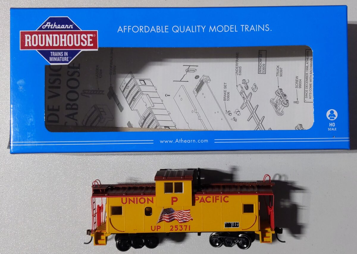 Roundhouse 87945 HO Scale Union Pacific Wide Vision Caboose #25371 – Trainz