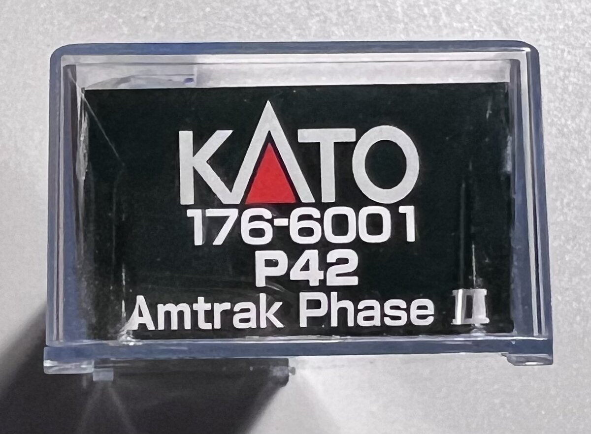 Kato 176-6001 N Scale Amtrak Phase II P42 Diesel Locomotive #21 – Trainz