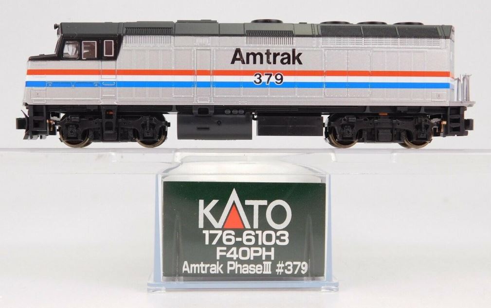 Kato 176-6103 N Scale Amtrak/Phase III F40PH Diesel Locomotive #379 – Trainz