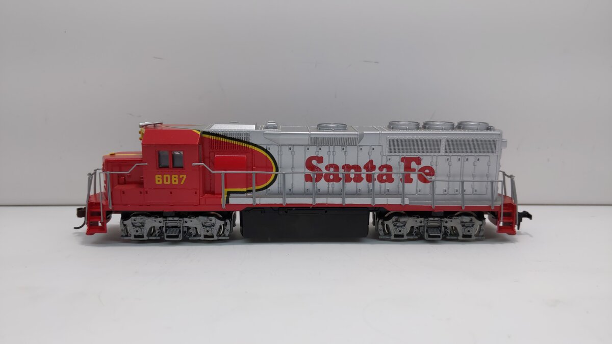 Bachmann 63502 HO SCAle Santa Fe EMD GP 40 Diesel Locomotive #6067 – Trainz