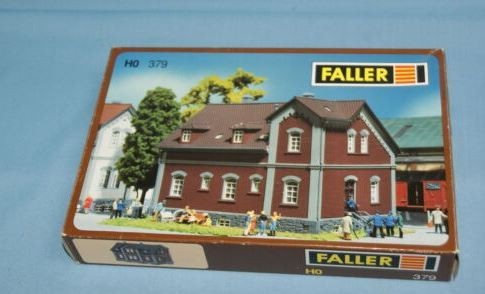 Faller 379 HO Railwaymen Hostel "Schönheide" Building Kit – Trainz