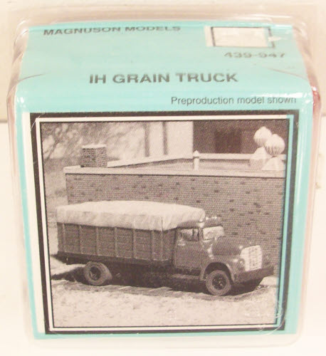 Magnuson Models 439-947 HO IH Grain Truck Kit – Trainz