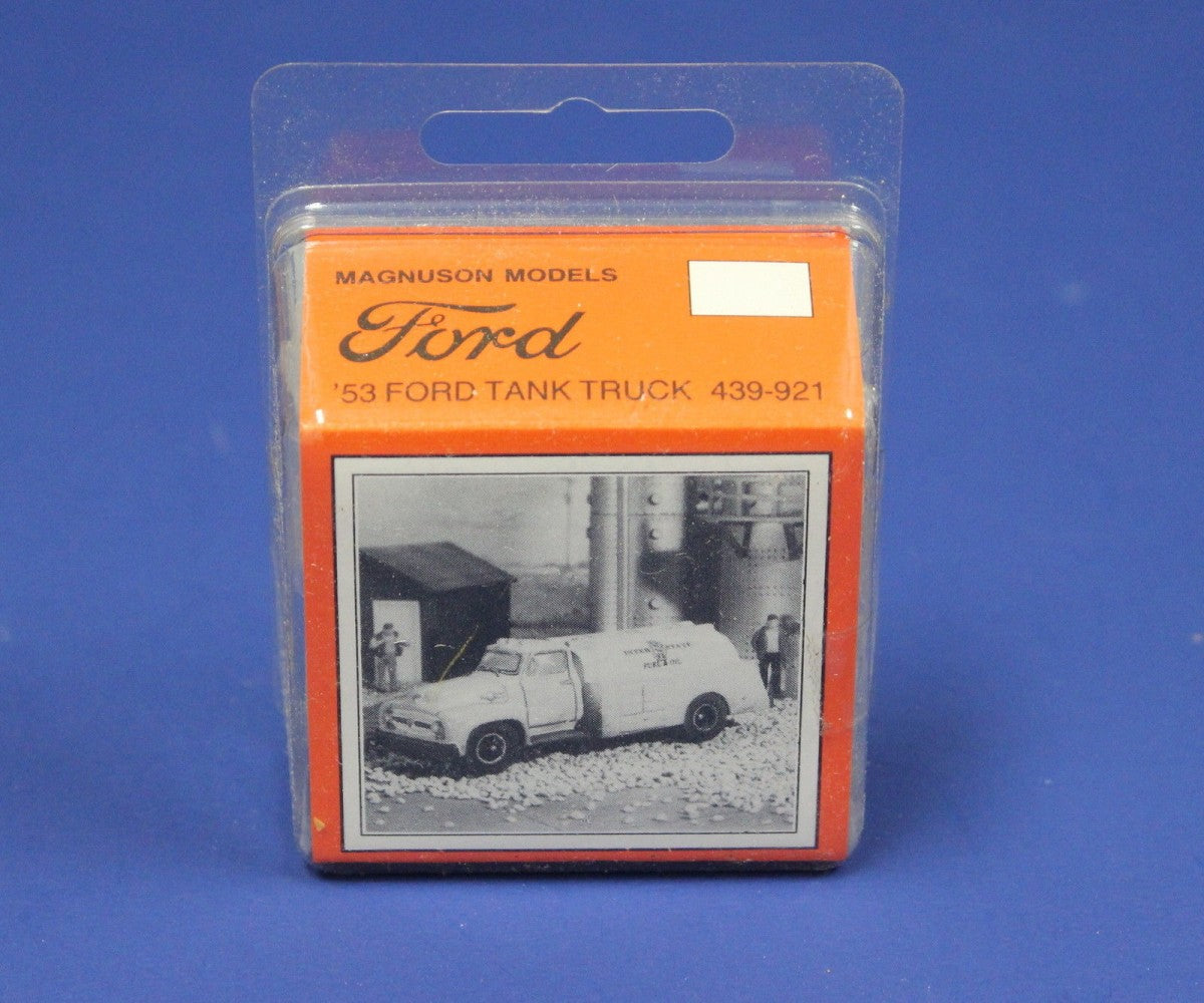 Magnuson Models 439-921 1:87 HO 1953 Ford Tank Truck Kit – Trainz