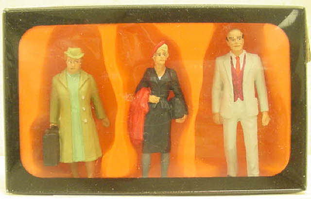 Preiser 63067 G Standing Travelers Figures (Set of 3) – Trainz